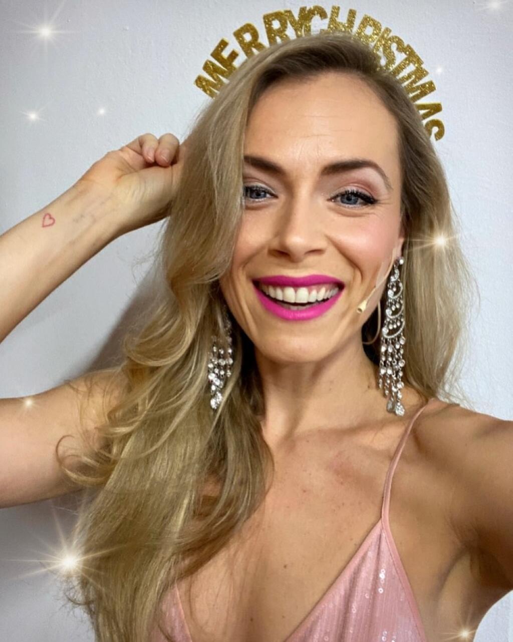 Hriešnica Mirka Partlová Pridala Odvážnu Foto Hore Bez Na Posteli Aveď Jej Vidno Celý Rozkrok