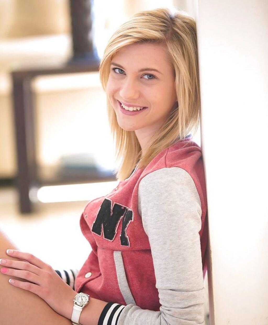 Chloe Brooke Skrýva Potenciál Ktorý Ukazuje Na Fotkách