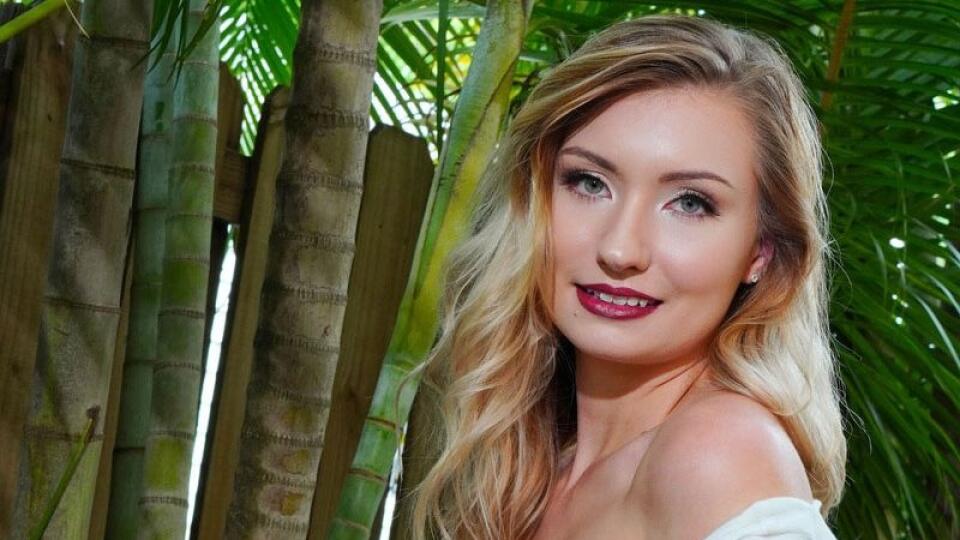 Emma Sirus Začnite Deň S Jej štíhlym Telom Na Očiach